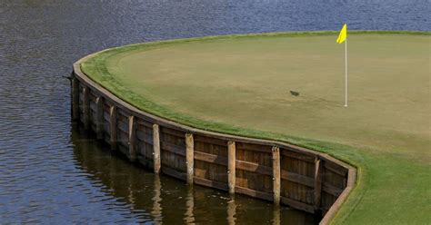 물 위에 노란 깃발이 있는 골프 코스 사진 Unsplash의 잭슨빌 이미지