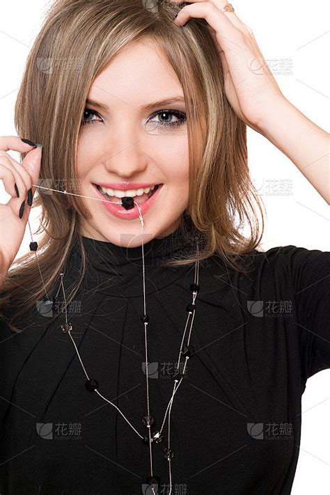 微笑女孩的肖像，她的嘴含着一颗珠子