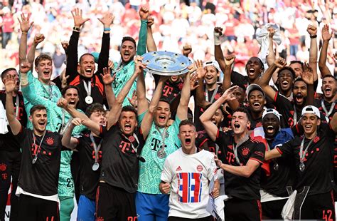 Deutscher Meister Fc Bayern München Feiert Titel Mit Meisterschale