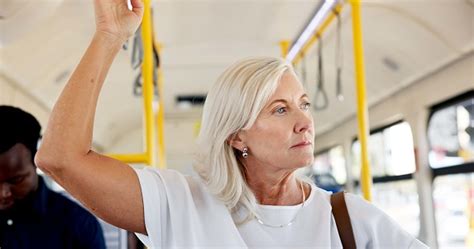 버스 여행 통근 및 출퇴근 여행을 위한 도시에서 생각하고 성숙한 여성 대중 교통 서비스 승객 및 사업가 도시 마을의 여행 목적지 및 교통을 위한 차량에 탑승 20 24세에