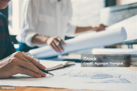 건설 공학 또는 건축가의 팀 손 직장 그리기 및 스케치 건축 프로젝트 파트너와 함께 작업에 대 한 회의에서 청사진 검사에 대 한 작업 개선에 대한 스톡 사진 및 기타 이미지