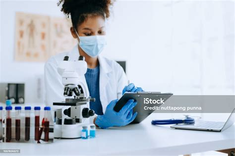 현대 의학 연구소 생화학 샘플을 분석하는 마이크로 피펫을 사용하는 아프리카 여성 과학자 의학을 위한 첨단 과학 화학 실험실 20
