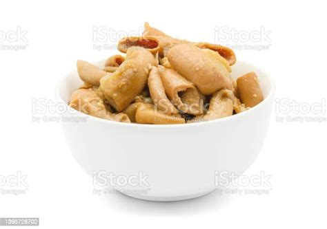 쇠고기 창자는 클리핑 경로가있는 흰색 배경에 격리 된 세라믹 흰색 그릇에 얇게 썰어 조림했습니다 건강한 생활방식에 대한 스톡 사진 및 기타 이미지 Istock