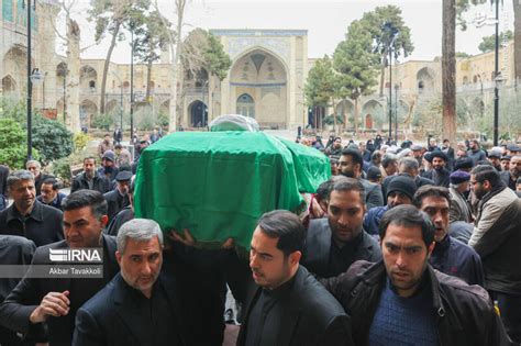 مشرق نیوز عکس حضور چهره‌ها در تشییع پیکر آیت‌الله محمد امامی کاشانی