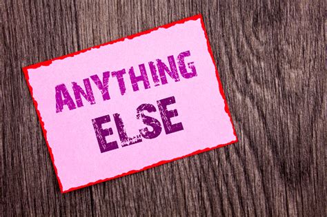 필기 발표 텍스트 아무것도 다른 보여주는입니다 개념 사진가지고 대답 나무 바탕에 분홍색 스티커 메모 용지에 작성 질문 묻는 질문 지력에 대한 스톡 사진 및 기타 이미지