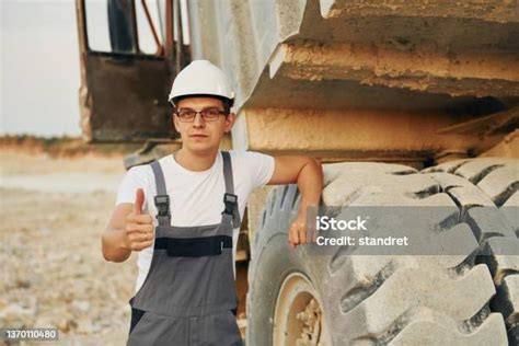 차량 근처 전문 유니폼을 입은 노동자는 낮에 차용 구덩이에 있습니다 30 34세에 대한 스톡 사진 및 기타 이미지 30 34세 건설 기계류 고급 Istock