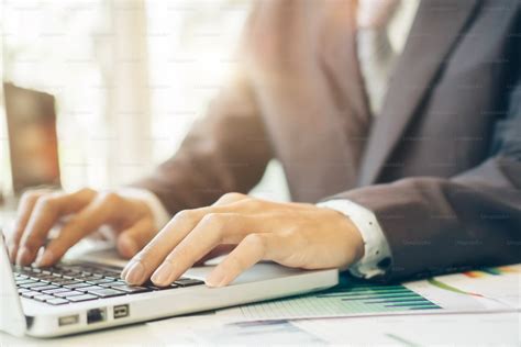 노트북을 작업하는 남자의 측면보기는 아침 햇살이 있는 Conner 사무실의 작업 테이블에 있습니다 사진 Unsplash의 회계 부서 이미지