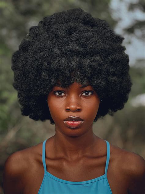 집 밖의 Id 고요한 곱슬머리 권한 부여 나이지리아 나이지리아 여자 녹지 대담한 매력적인 멋진 모델 문화