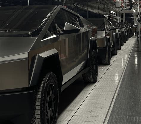 Маск лично вручил ключи первым покупателям Tesla начала поставки
