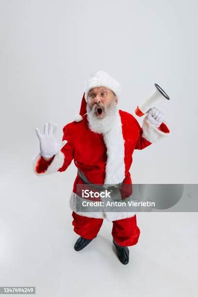 흰색 배경 위에 고립 된 메가 폰과 산타 클로스 의상을 입고 즐거운 노인의 전체 길이 초상화 즐거운 휴일 보내세요 산타 클로스에 대한 스톡 사진 및 기타 이미지 Istock