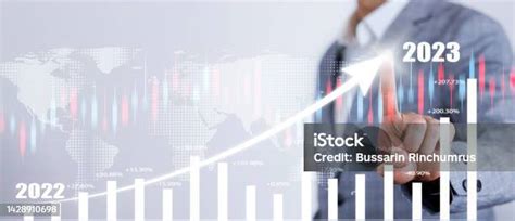 다이어그램 2023 예산이있는 비즈니스 성장 데이터 차트 화살표 사업가 가리키는 화살표 그래프 기업 미래 성장 연도 2022 2023 성공과 동기 부여에 대한 개발 2022