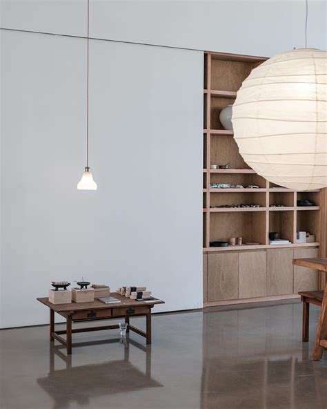 스팟에디터 카페•인테리어 고요한 능선이 처마 너머 굽이지고 파란 하늘이 지붕을 따라 흐르는 평온한 전경에 잠시 모든 잡념을 내려놓게 된다 깊고 힘있는 검정색 건물에