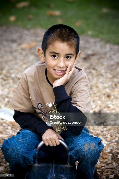 사랑스러운 히스패닉 남자아이 세로는 앳 파크 가을 일연도 가을에 대한 스톡 사진 및 기타 이미지 가을 계절 공원 Istock