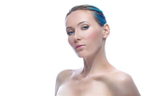 화려한 스트레이트 머리와 완벽한 부드러운 피부를 가진 백인 여성의 아름다움 이미지 화장품 및 피부 제품 홍보에 이상적입니다 화이트에 대해 수평 촬영 25 29세에 대한 스톡