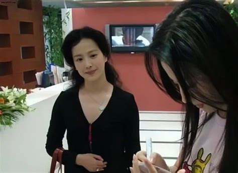 刘亦菲和妈妈，太漂亮太有气质了！这是什么神仙母女！财经头条