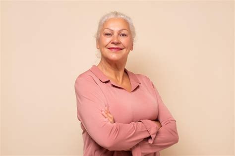 Premium Photo Smiling Senior Woman Smiling Looking At Camera