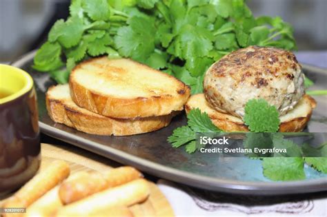 음식 점심입니다 토스트 실 란 트와 접시에 파 슬 리과 고기 돈 까 스 0명에 대한 스톡 사진 및 기타 이미지 0명 가정 생활 고기 Istock