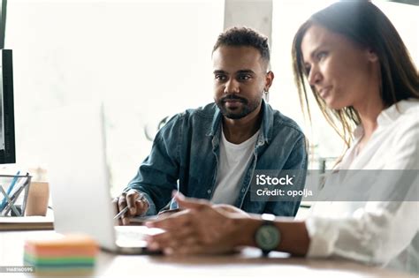 프로젝트에서 함께 일합니다 컴퓨터에서 작업하는 두 명의 비즈니스 동료 20 24세에 대한 스톡 사진 및 기타 이미지 20 24세 2명 35 39세 Istock