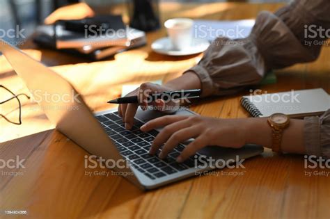 잘린 보기 사업가의 손을 노트북에 타이핑하고 사무실에서 일하는 비즈니스 및 기술 개념 노트북에 대한 스톡 사진 및 기타 이미지 노트북 손 20 24세 Istock