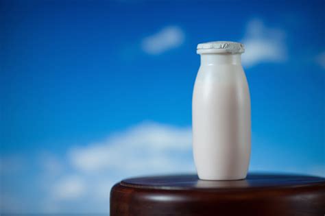 녹색 나무의 배경에 나무 테이블에 작은 플라스틱 병에 프로바이오틱스와 천연 액체 요구르트 0명에 대한 스톡 사진 및 기타 이미지 0명 건강관리와 의술 건강한 생활방식