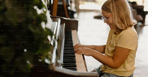 방에서 피아노를 연주하는 어린 소녀 사진 Unsplash의 음악가 이미지