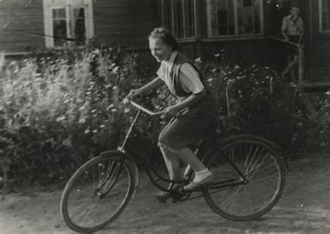 Фото Девушка на велосипеде июнь август 1951 Ленинградская обл История России в фотографиях