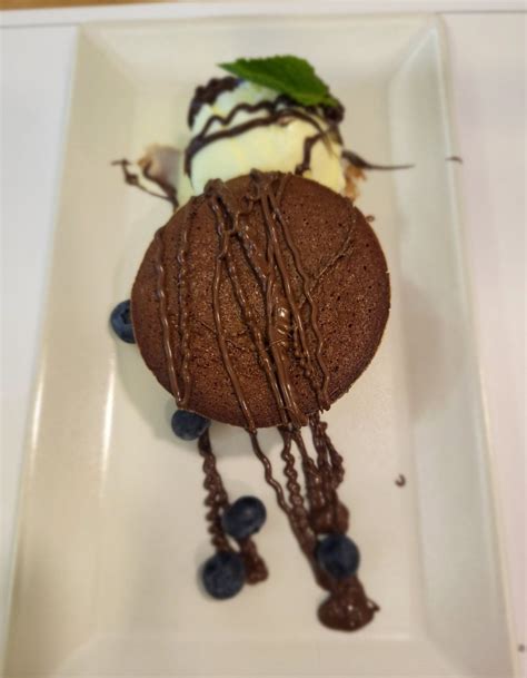 Апетитно меню за двама със салата или предястие основно ястие десерт и бутилка вино