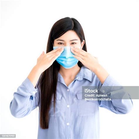 서 있는 젊은 여성은 서 있고 위생을 착용하는 방법을 보여줍니다 보호 감염 및 코로나 바이러스 또는 흰색 배경에 고립 된