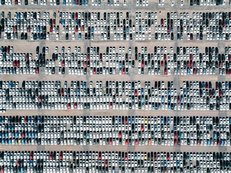 옥상 태양광 발전이 있는 공장의 조감도 사진 Unsplash의 기술 이미지