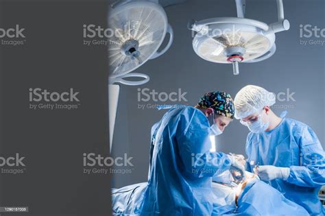 외과 의사는 의료 클리닉에서 성형 수술을합니다 수술 전문 메데신 스킨 케어 환자를 위한 얼굴 의 수정 형태 25 29세에 대한 스톡 사진 및 기타 이미지 Istock