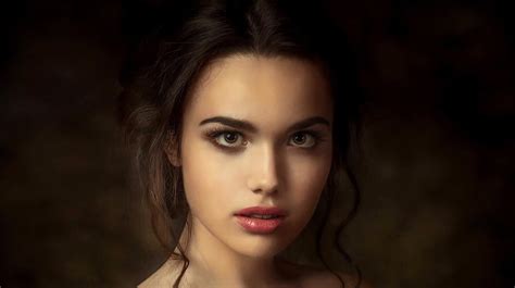 Портрет девушка и фон · 1366x768 бесплатная фотография от Danastr картинки и обои на рабочий стол