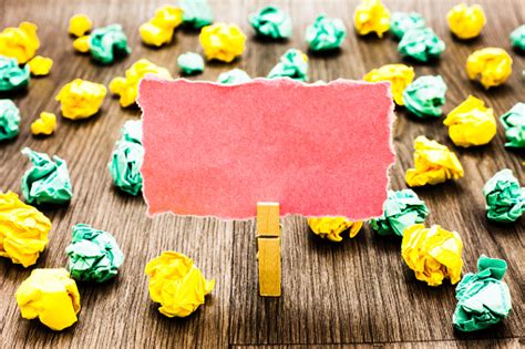 비즈니스 개념 빈 서식 파일 복사 공간 격리 포스터 쿠폰 홍보 자료 옷 핀 몇 핑크 노트 구겨진 종이 서류를 들고가 실수 0명에 대한 스톡 사진 및 기타 이미지 Istock