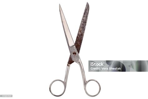 흰색 배경에 구식 녹슨 금속 오픈 가위 닫아 종이 직물 클리퍼 복고풍 헤어 스타일 가위 가위 아무도 스튜디오 샷에 대한 빈티지