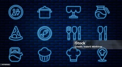 위치 요리사 모자 칼과 숟가락 나무 테이블 생선 접시 피자 조각 화장실 포크 나이프 및 요리 냄비 아이콘을 설정합니다 벡터 등고선에 대한 스톡 벡터 아트 및 기타 이미지