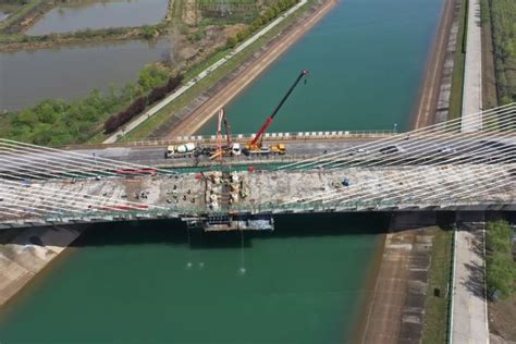 国内首座跨越引江济汉运河矮塔斜拉桥合龙 腾讯新闻