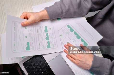 남자 디자이너는 웹 사이트 디자인 와이어 프레임을 만듭니다 스케치 프로토 타입 프레임 워크 레이아웃 미래 디자인 프로젝트 Ui 및 Ux 사용자 인터페이스 사용자 경험