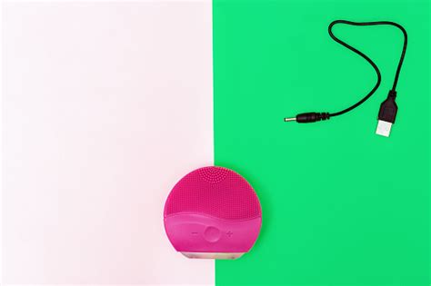 종이 배경에 얼굴을 위한 클렌징 브러쉬 페이셜 클렌징 빨간 얼굴 브러시입니다 뷰티 가제트 평평한 누워 복사 공간 각질제거에 대한 스톡 사진 및 기타 이미지 Istock