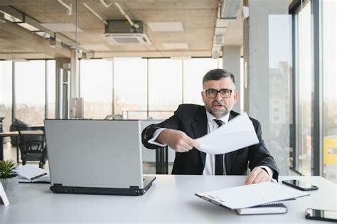 Jefe Enojado Gritando A Su Empleado Foto Premium