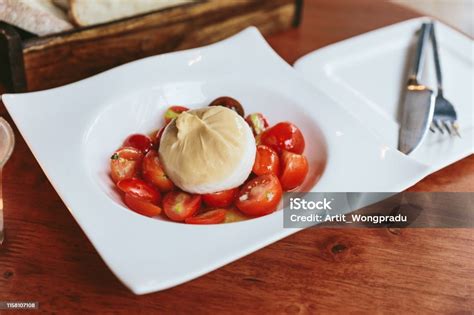체리 토마토 콩피 샐러드를 곁들인 부라타 치즈가 나무 테이블에 흰색 접시에 담겨 나옵니다 0명에 대한 스톡 사진 및 기타 이미지 0명 건강한 생활방식 건강한 식생활