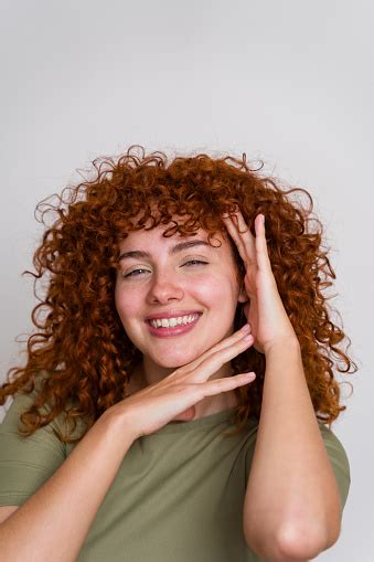 빨간 곱슬 머리를 가진 젊은 여자가 웃고 얼굴을 만지고 있습니다 20 29세에 대한 스톡 사진 및 기타 이미지 20 29세 곱슬 머리 긍정적인 감정 표현 Istock