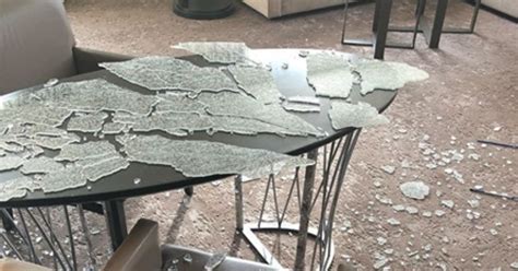 Nba스타 스테픈 커리 호텔에서 골프연습 중 기물파손