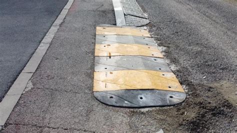 동영상 차량진입로 공사턱이나 언덕때문에 자동차 차체가 낮아서고민이세요주차장진입에 어려울땐 차량진입판과속방지턱진입판 네이버 블로그