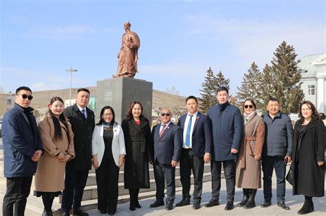 Сэлэнгэ түмэн 🇲🇳🇲🇳🇲🇳 ЭхОрончдынӨдөр өөр Партизаны талбай дахь “Сүхбаатарын хөшөө” нд цэцэг