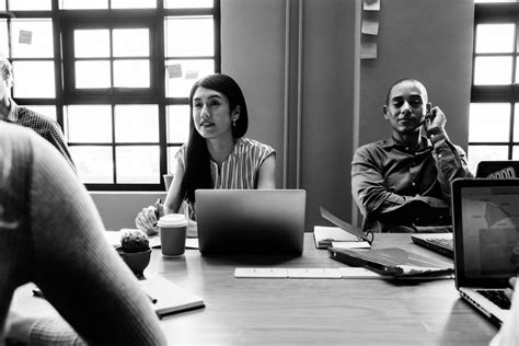 무료 이미지 미국 사람 아시아 사람 아름다운 검정색과 흰색 브레인 스토밍 사업 비즈니스 우먼 Bw 코카서스 사람 쾌활한 커피 동료들 통신 연결