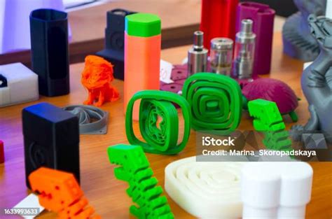 여러 가지 빛깔의 3d 프린팅 모델이 클로즈업됩니다 3d 프린터로 인쇄된 물체 3차원 형태에 대한 스톡 사진 및 기타 이미지 3차원 형태 인쇄기 3차원 인쇄 Istock