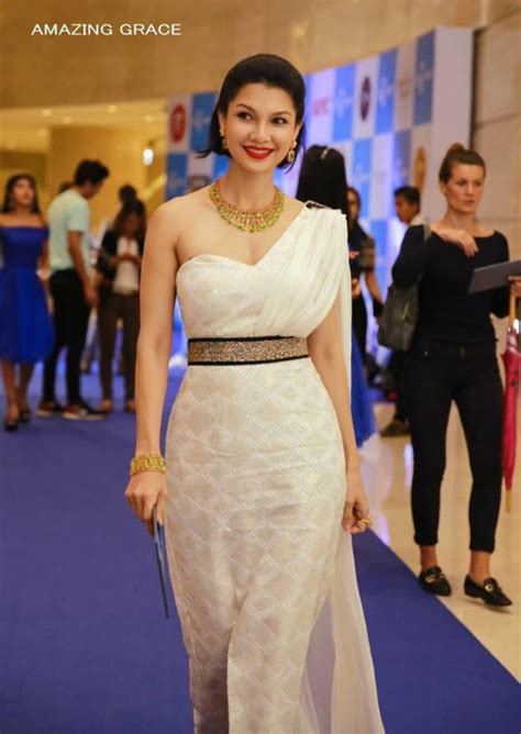 အမိုက်စား ဖက်ရှင်တစ်ခုရဲ့ ချုပ်ရိုးအတွင်းကသံဆူးကြိုးတွေ အသားထဲ စိုက်နေလို့နာခဲ့ရတဲ့ သန္တာလှိုင