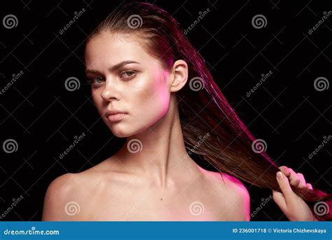 Linda Mulher Nua Ombros Limpos Pele Molhada Pelo Escuro Fundo Foto De