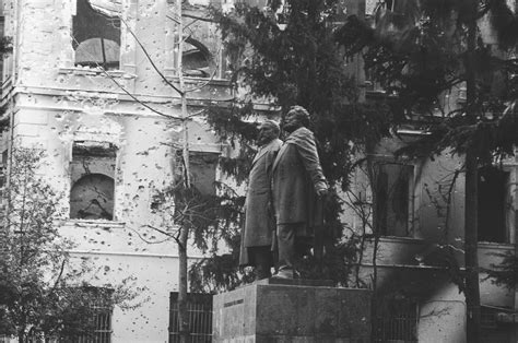 უცნობი ფოტოები რომლებზეც 90 იანი წლების თბილისია ასახული