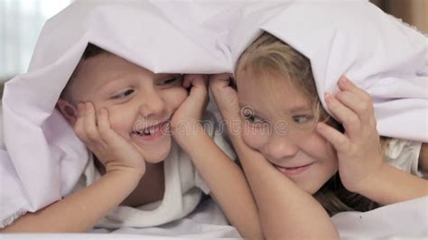 Hermano Precioso Y Hermana Que Mienten En Cama En Casa Almacen De Video