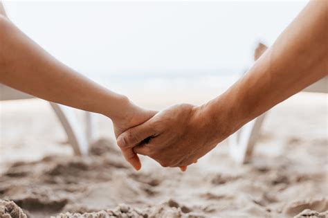 아침에 해변에서 손을 잡고 해변 의자에 앉아있는 커플 신혼 부부 에 A 로맨틱 한 휴가 2명에 대한 스톡 사진 및 기타 이미지 2명 계절 남자 친구 Istock